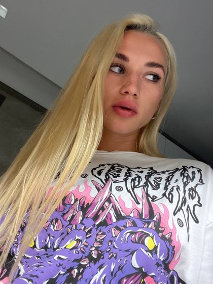 Best Hellosunni OnlyFans Accounts | FansMetrics.com