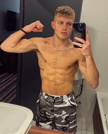 russ3lljoe OnlyFans - Free Trial - Photos - Socials | FansMetrics.com